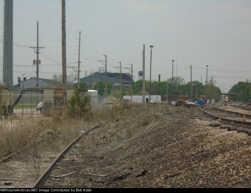 UP 705 UP 1907 UP 724 waiting for clearance to head East